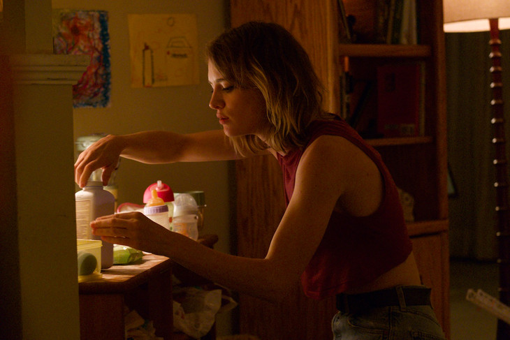 マッケンジー・デイヴィスが“へそ出しファッション”「タリーと私の秘密の時間」写真 - 映画ナタリー